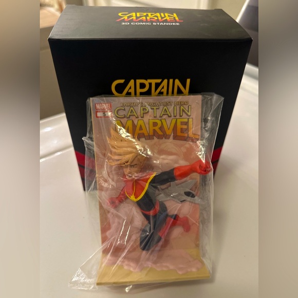 Marvel | Toys | Marvels Captain Marvel Fanexpo 3d Comic Standee ...
